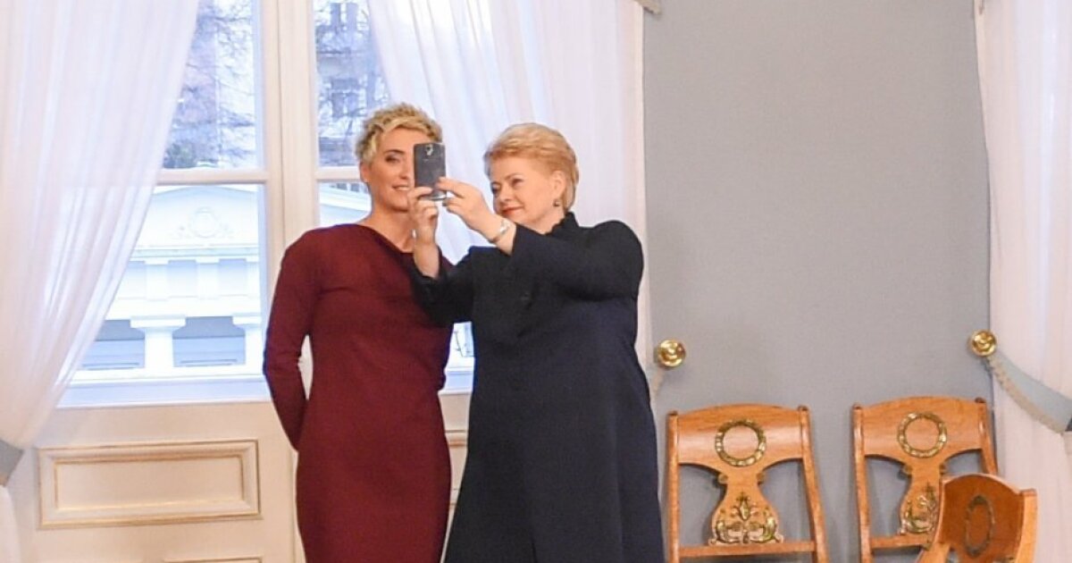 Prezidentė pamokė Rasą Tapinienę daryti asmenukę | Žmonės.lt