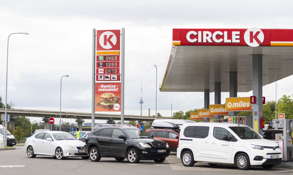 „Circle K“ savininkė už 3 mlrd. eurų iš „TotalEnergies“ įsigijo per 2 ...